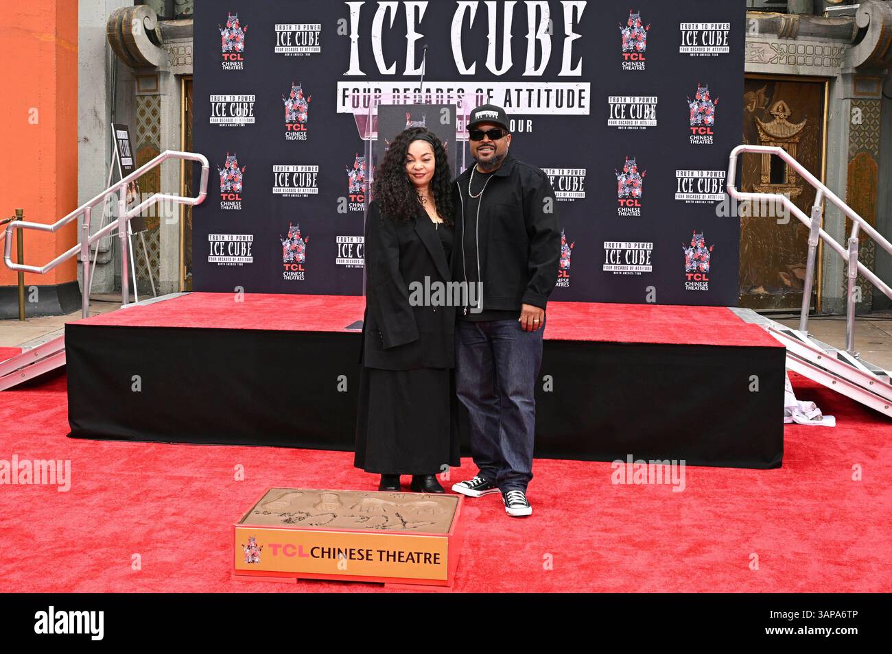 Ice Cube mit Ehefrau Kimberly Woodruff bei seiner Hand and Footprints ...
