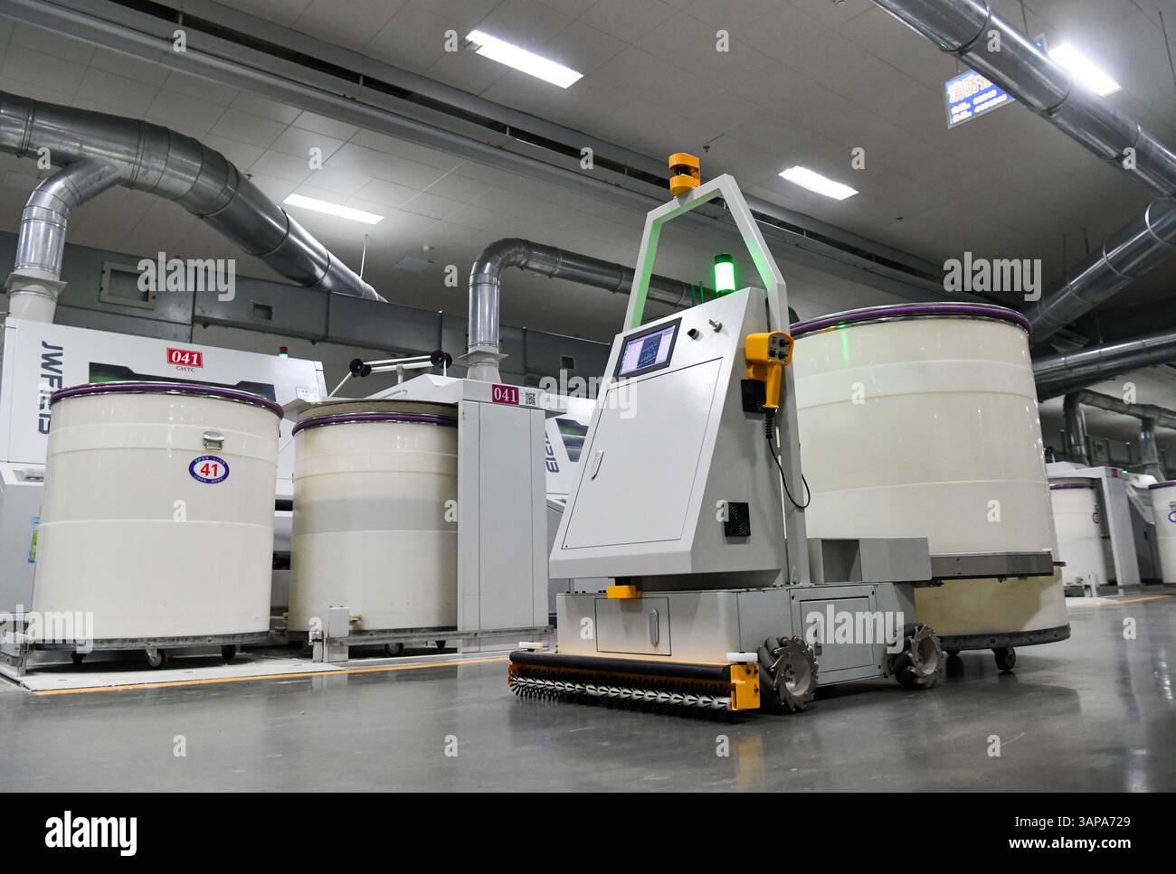 An automated transport AGV robot works in an orderly manner in Zouping ...