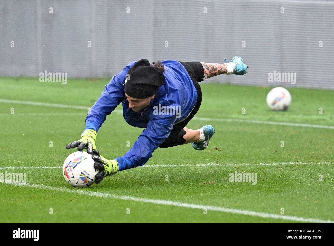 Monza, Italia. 15th Apr, 2025. AC Monza's goalkeeper Stefano Turati ...