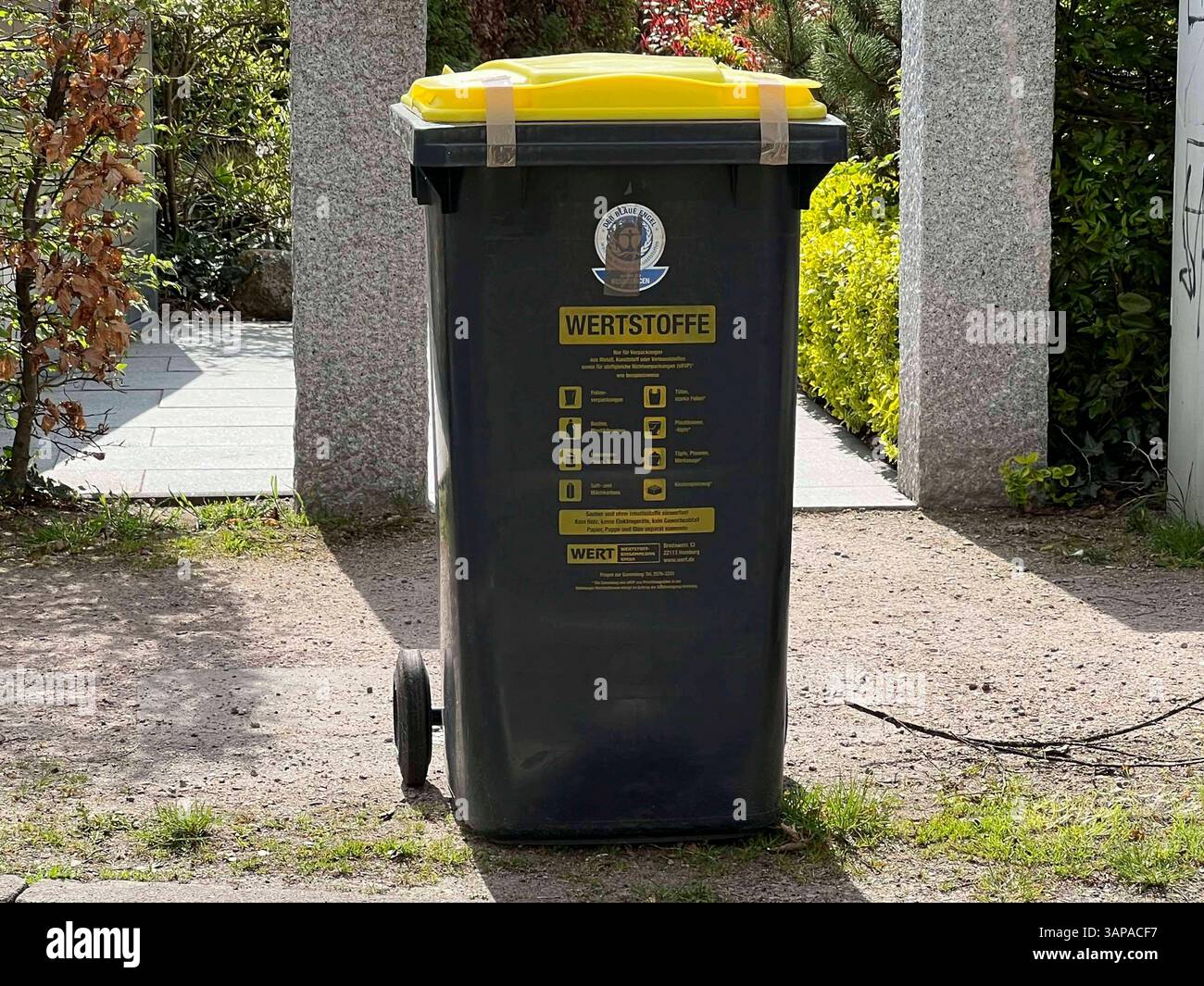 Gelbe Tonne mit gesondert gesammelten Muell aus Kunststoff, Metall oder ...