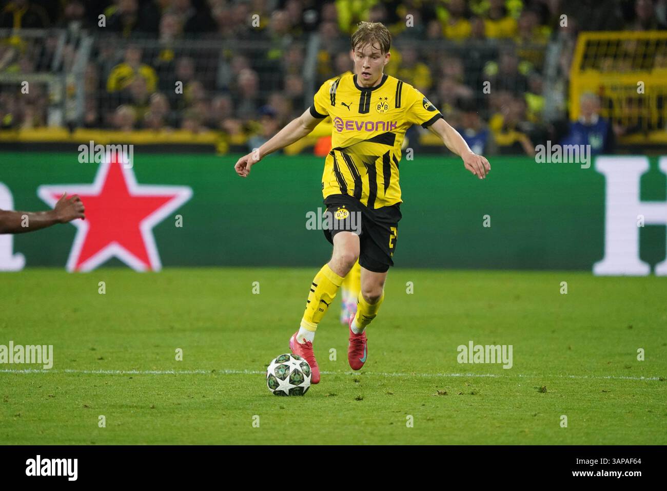 Fussball, UEFA Champions League 2024/2025, Borussia Dortmund vs. FC Barcelona 15.04.2025, Signal ...