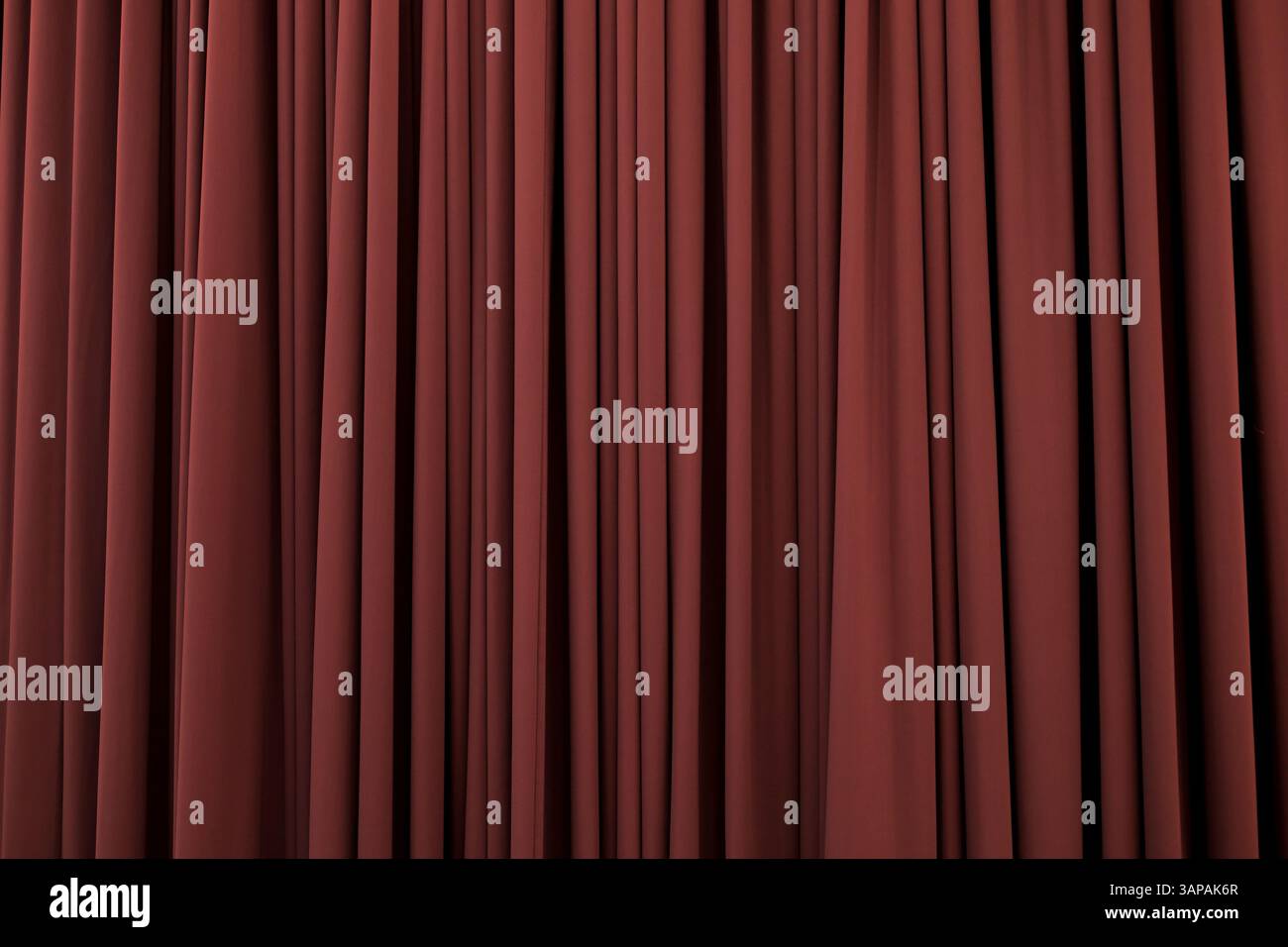 Red curtain theatre hi-res stock photography and images - Alamy