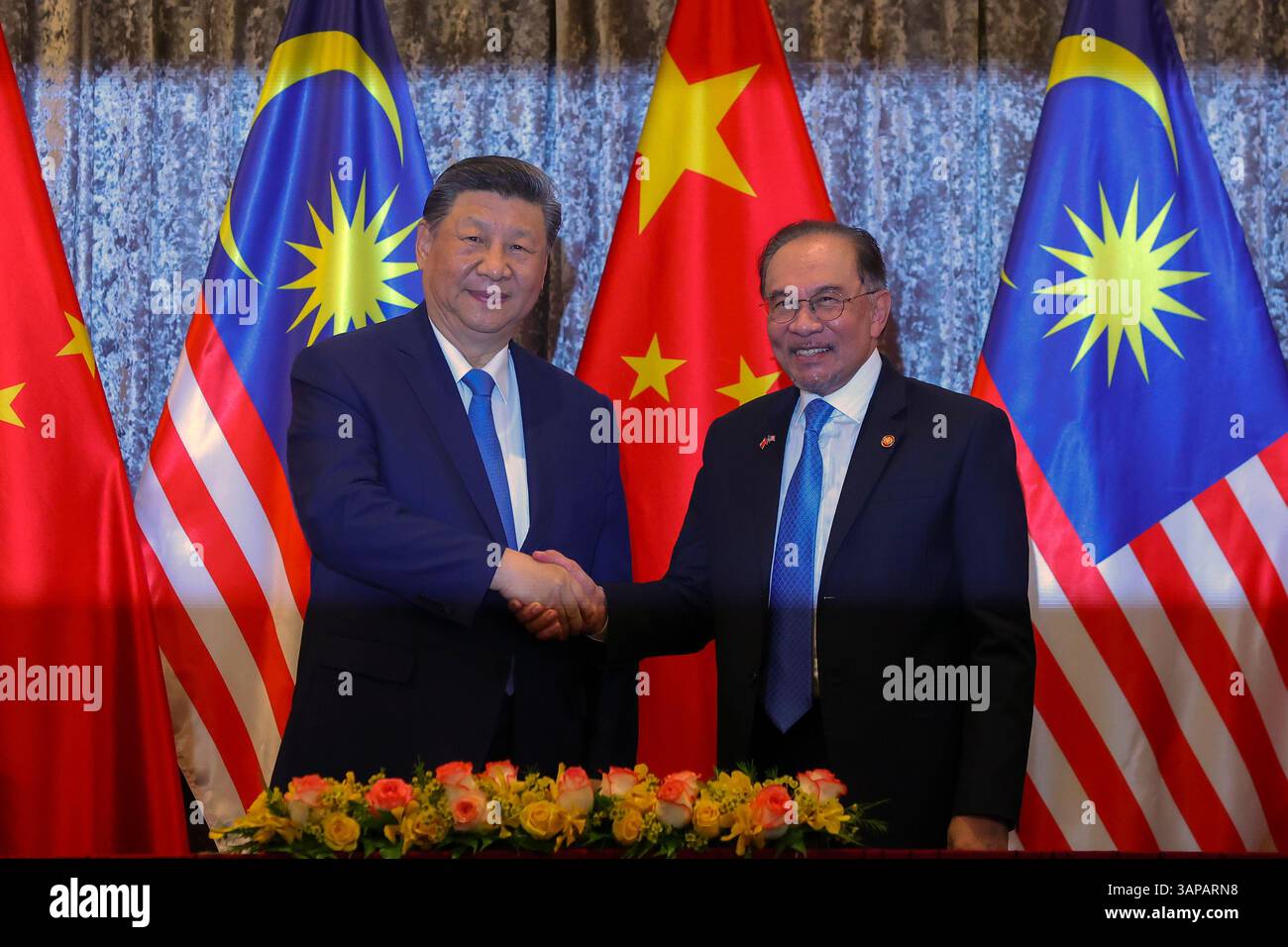 Chinese President Xi Jinping, left, and Malaysian Prime Minister Anwar ...