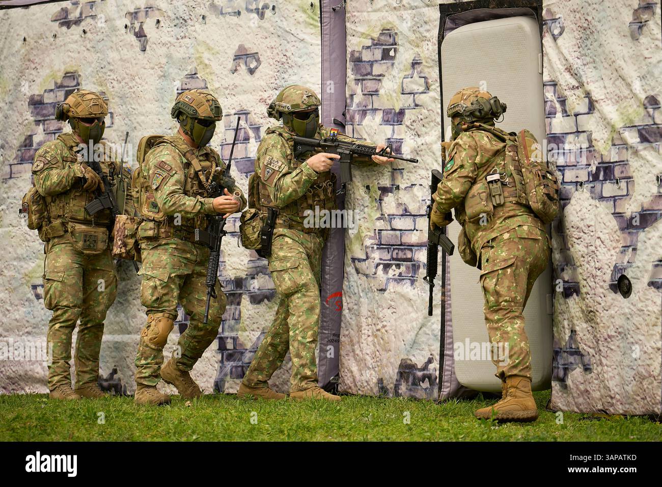 Romanian servicemen take part in an urban warfare exercise in Bucharest ...