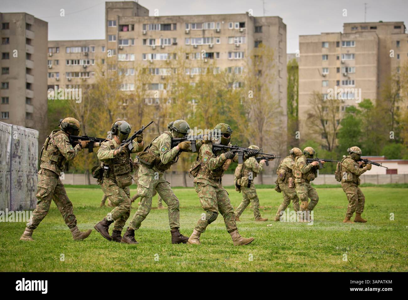Romanian servicemen take part in an urban warfare exercise in Bucharest ...