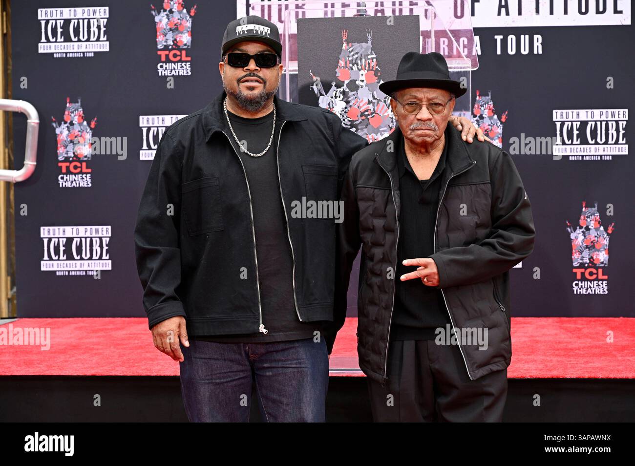 Ice Cube mit Vater Hosea Jackson bei seiner Hand and Footprints ...