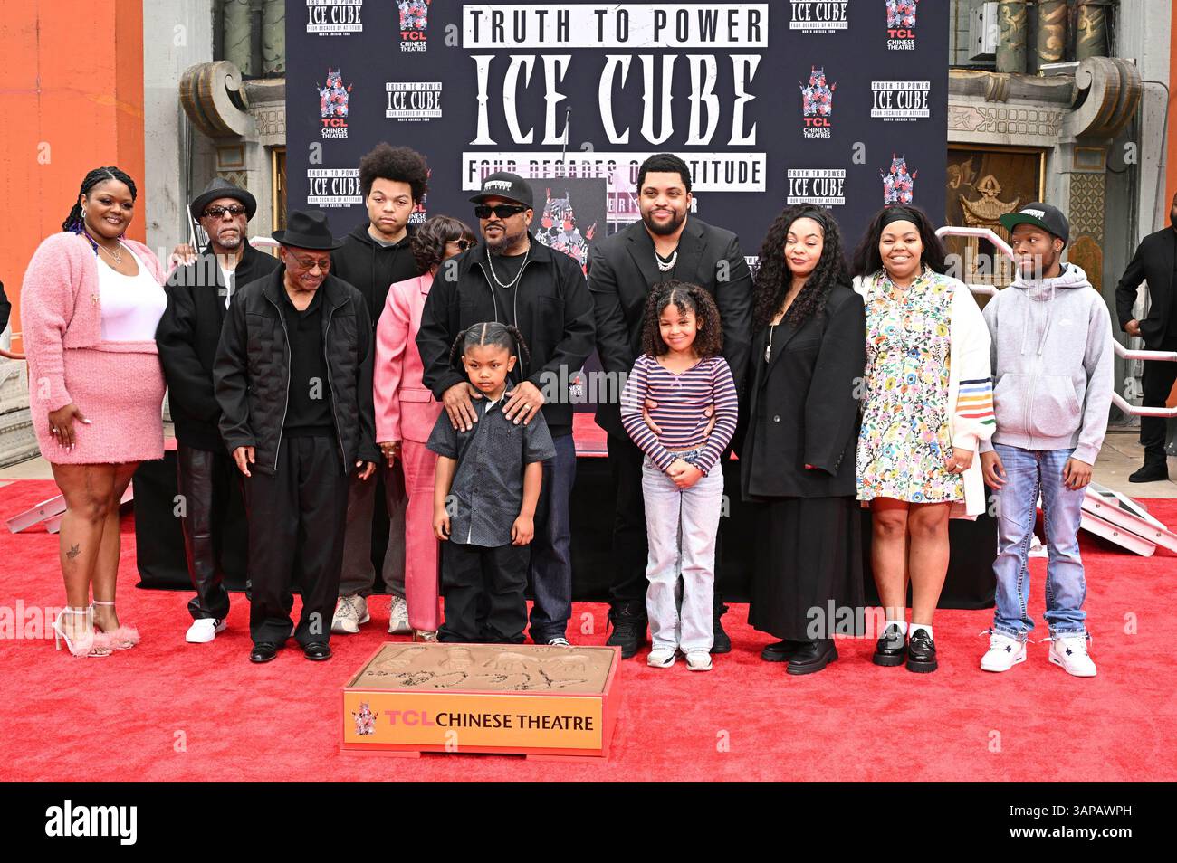 Ice Cube mit Familie bei Ice Cubes Hand and Footprints Ceremony am TCL ...