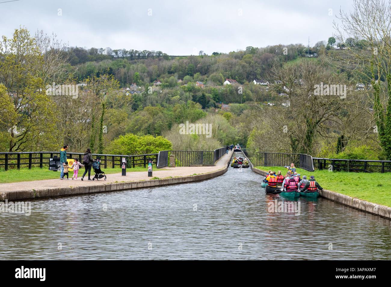 Walkers on the towpath on the llangollen canal hi-res stock photography and images - Alamy