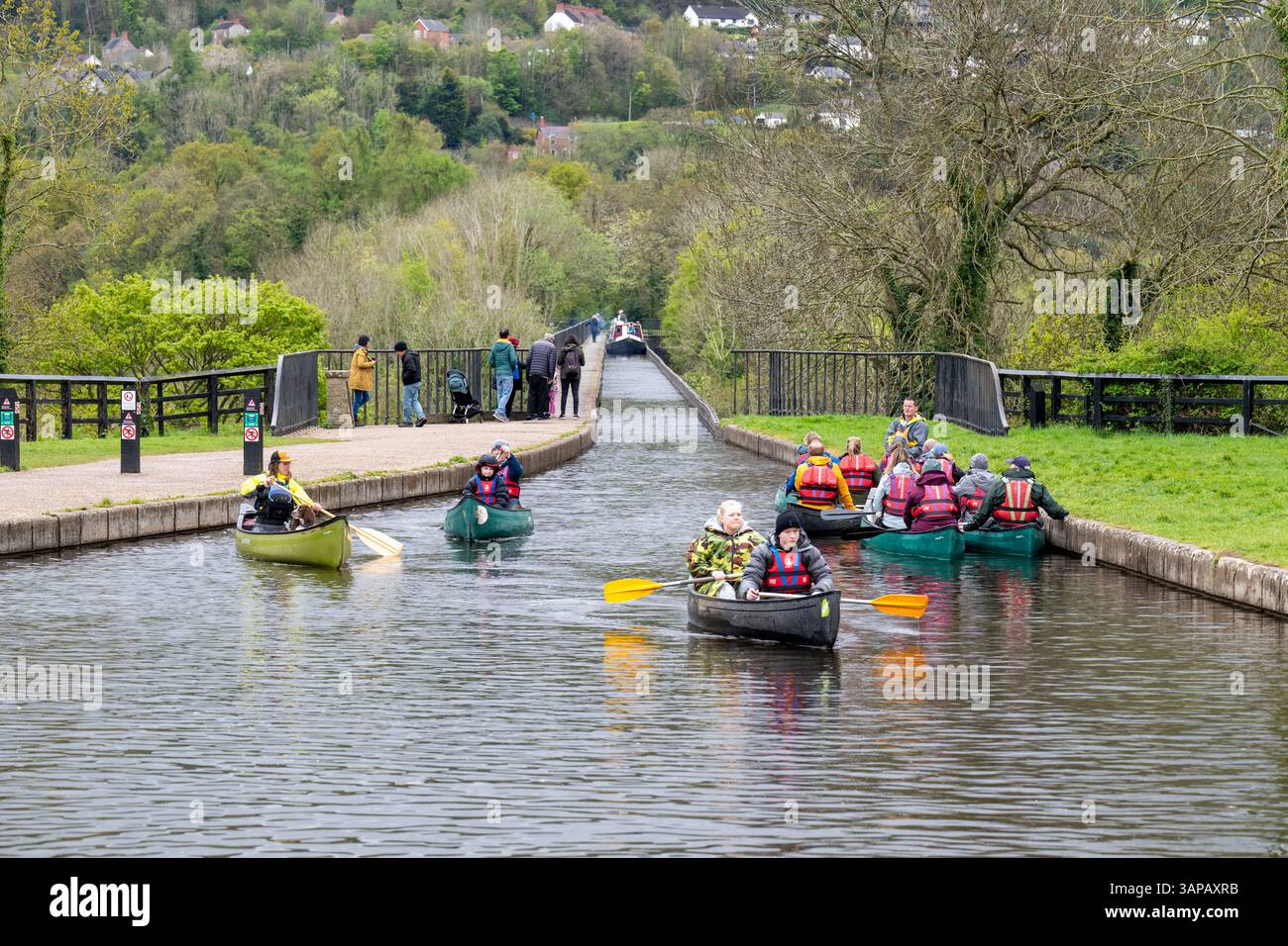 Canoes going over the pontcysyllte aqueduct hi-res stock photography ...