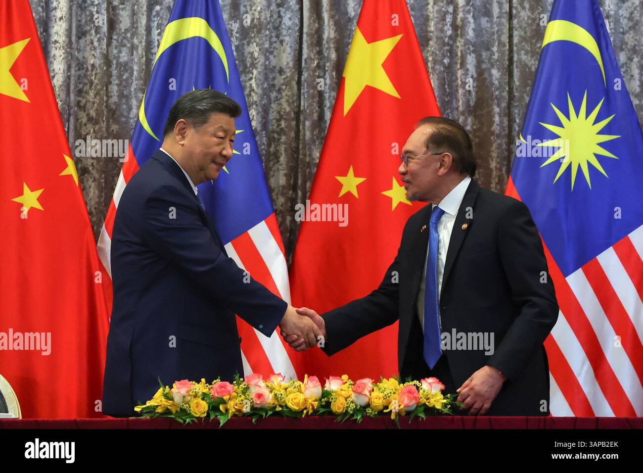 Chinese President Xi Jinping, left, and Malaysian Prime Minister Anwar ...