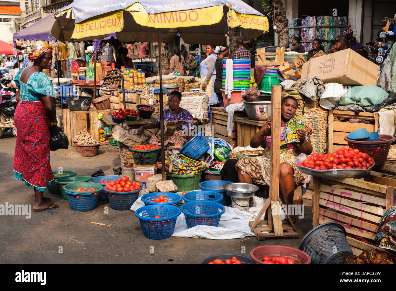 Accra, Ghana. Makole Market Tomato Vendors Stock Photo - Alamy