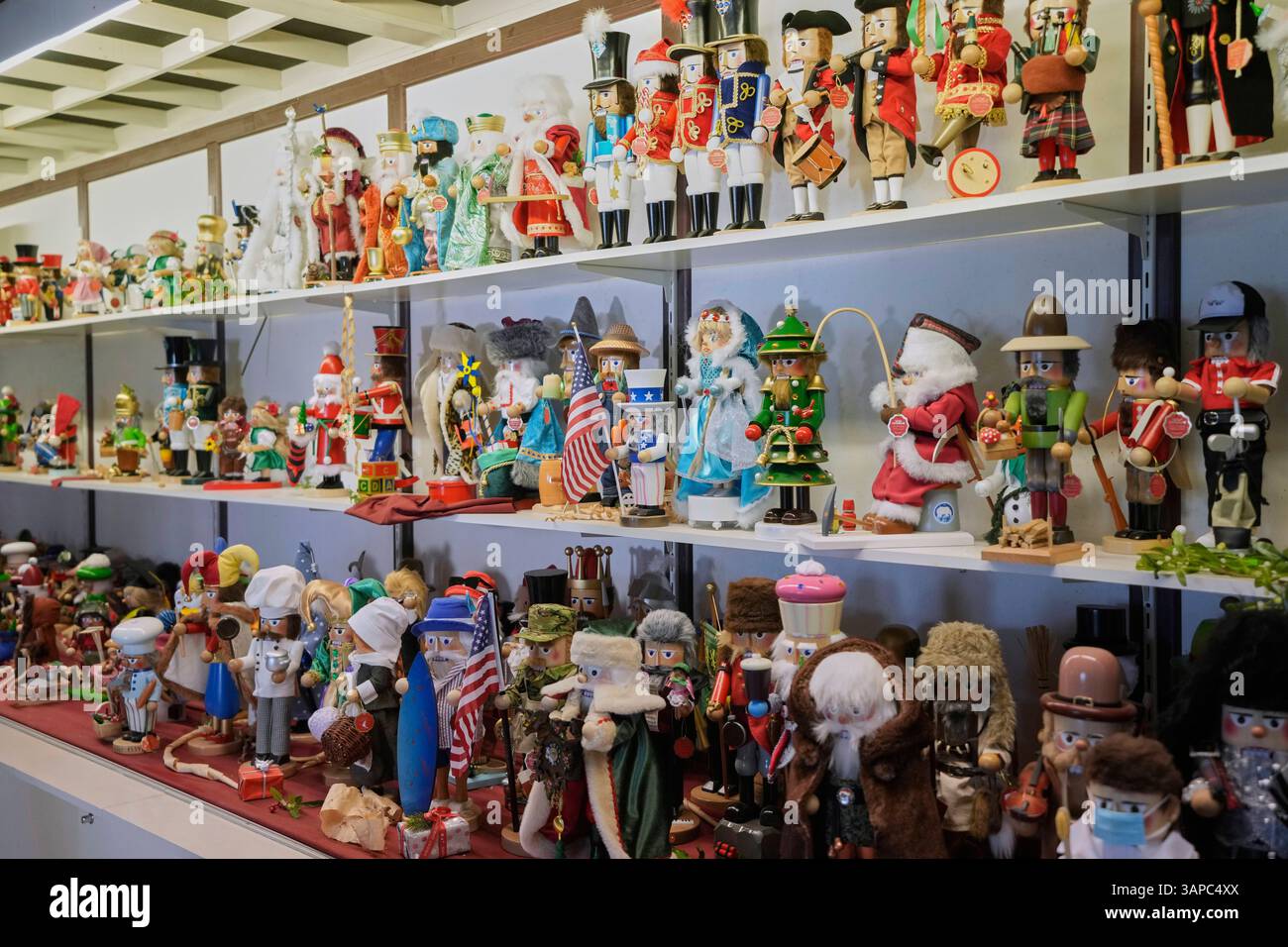 Nutcrackers are displayed at the Steinbach-Volkskunst nutcracker ...
