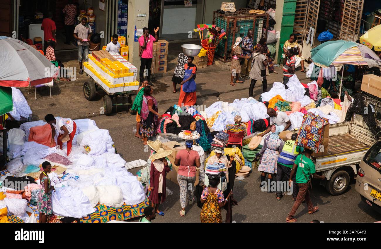 Accra, Ghana. Makole Market Street Scene and Traffic Stock Photo - Alamy