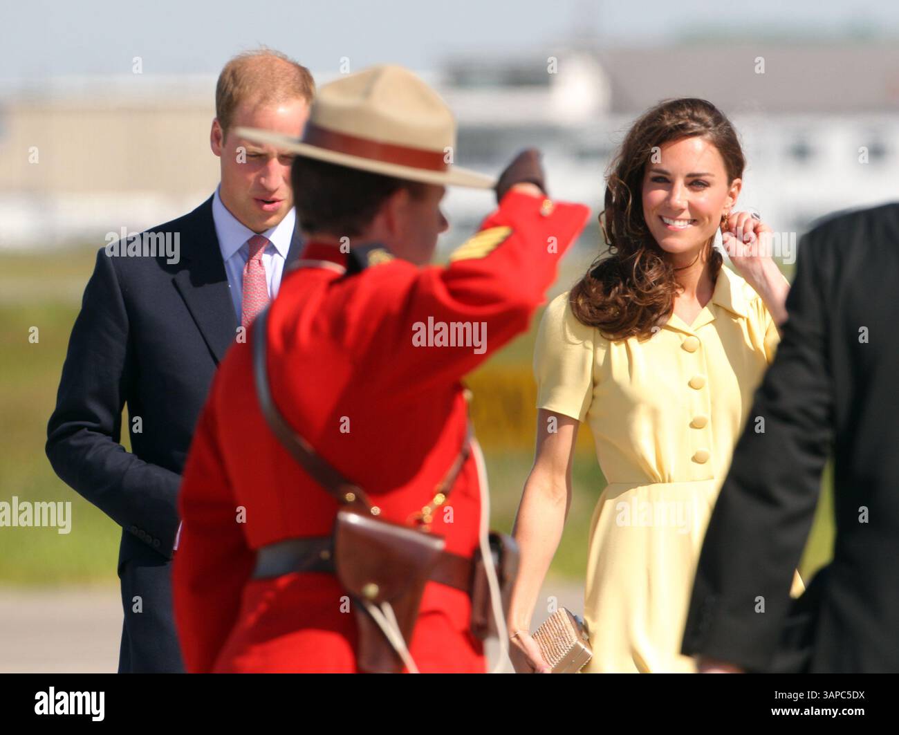 Duke duchess cambridge helicopter hi-res stock photography and images ...