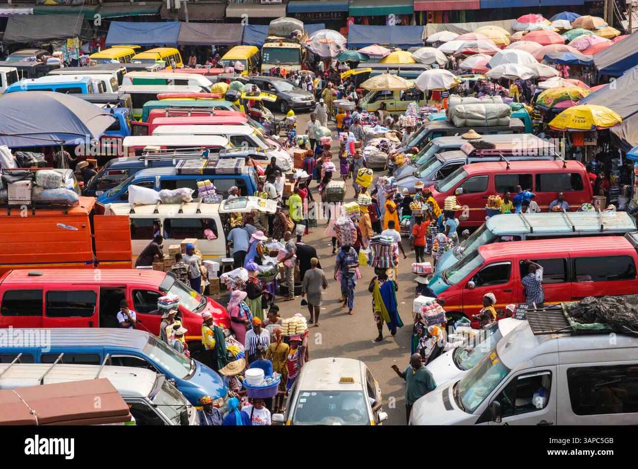 Accra, Ghana. Makole Market Parking Lot Stock Photo - Alamy