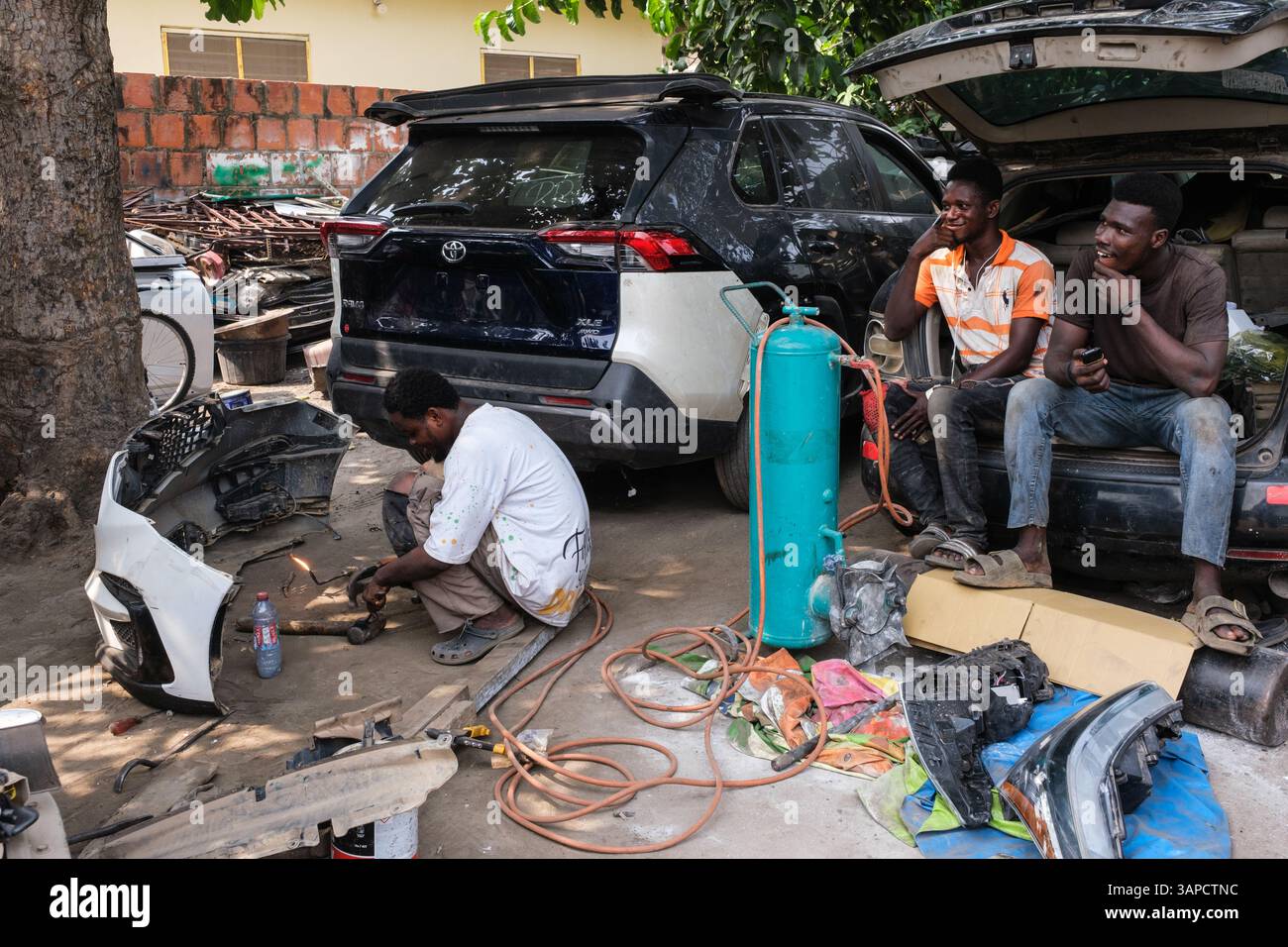 Accra, Ghana. Neighborhood Auto Repair Garage Stock Photo - Alamy