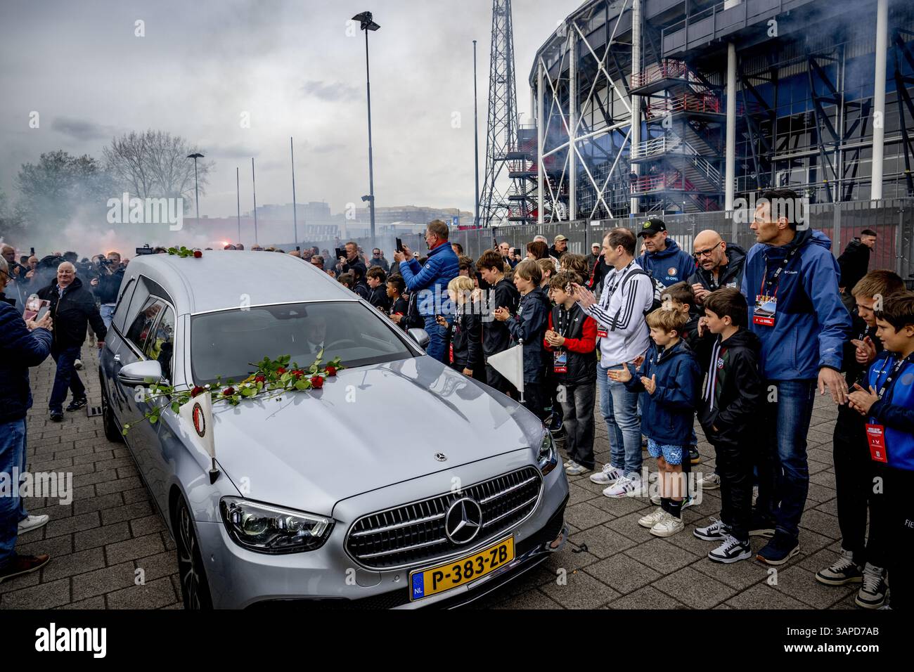 Rotterdam, Netherlands. 16th Apr, 2025. ROTTERDAM - Fans say goodbye to ...