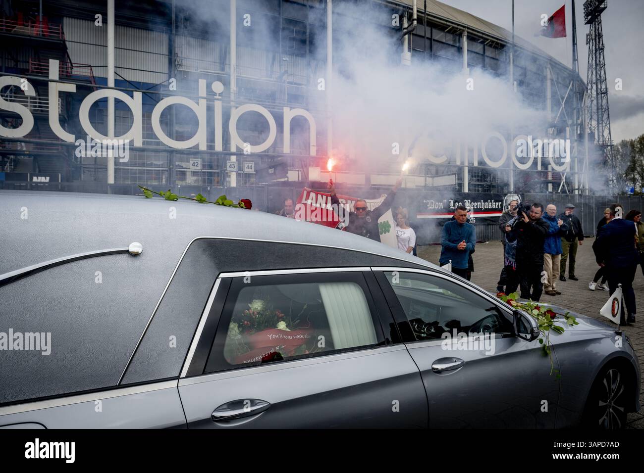 Rotterdam, Netherlands. 16th Apr, 2025. ROTTERDAM - Fans say goodbye to ...