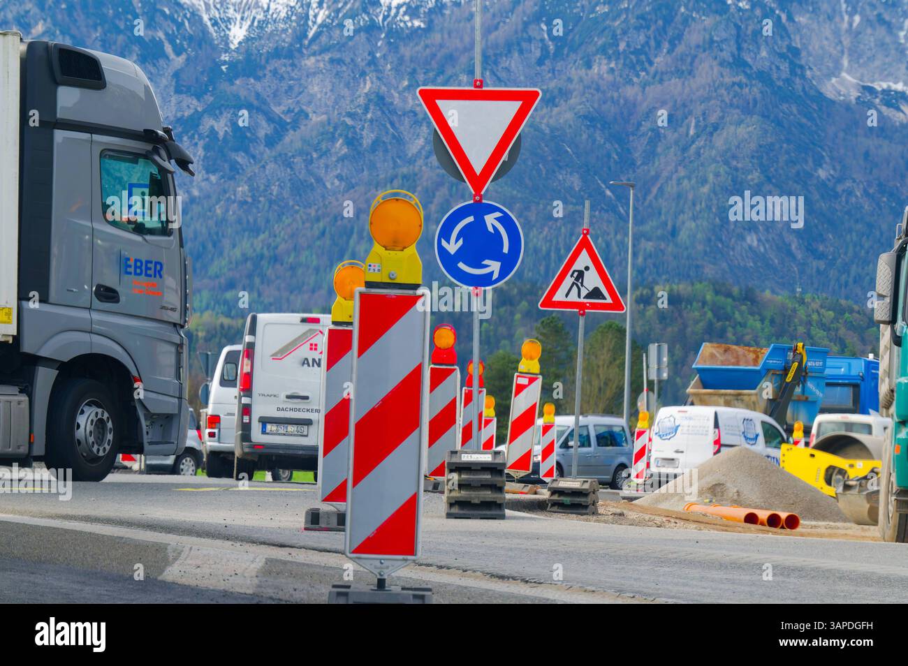 Behinderungen. Bauarbeiten am Kreisverkehr der B 20 bei Piding. Piding ...