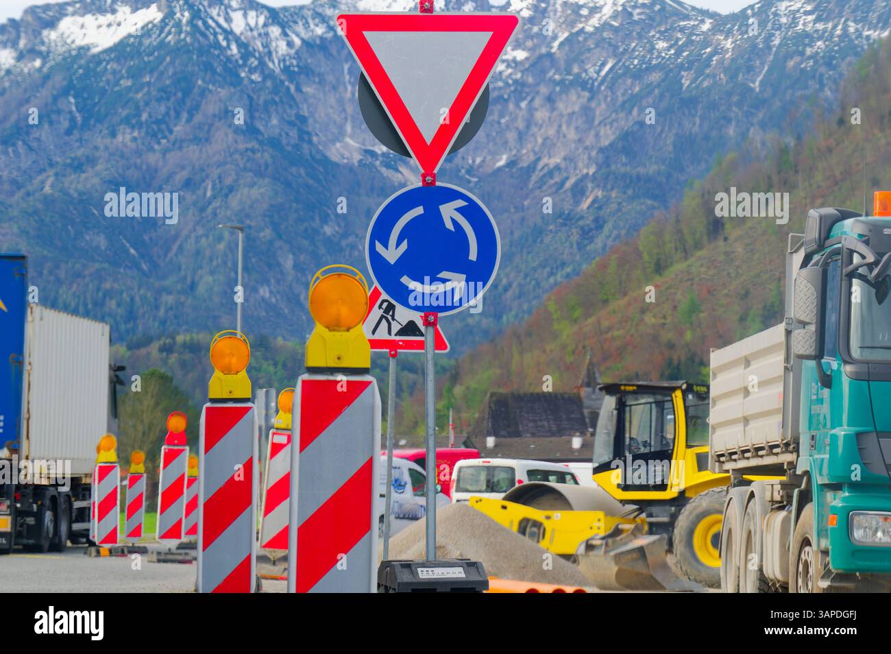 Behinderungen. Bauarbeiten am Kreisverkehr der B 20 bei Piding. Piding ...