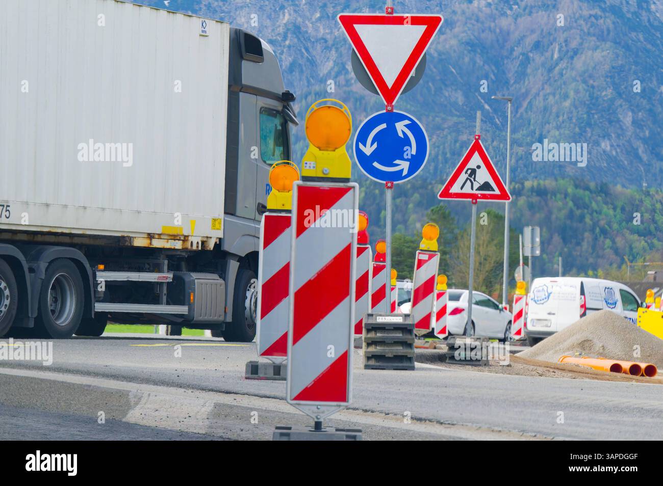 Behinderungen. Bauarbeiten am Kreisverkehr der B 20 bei Piding. Piding ...