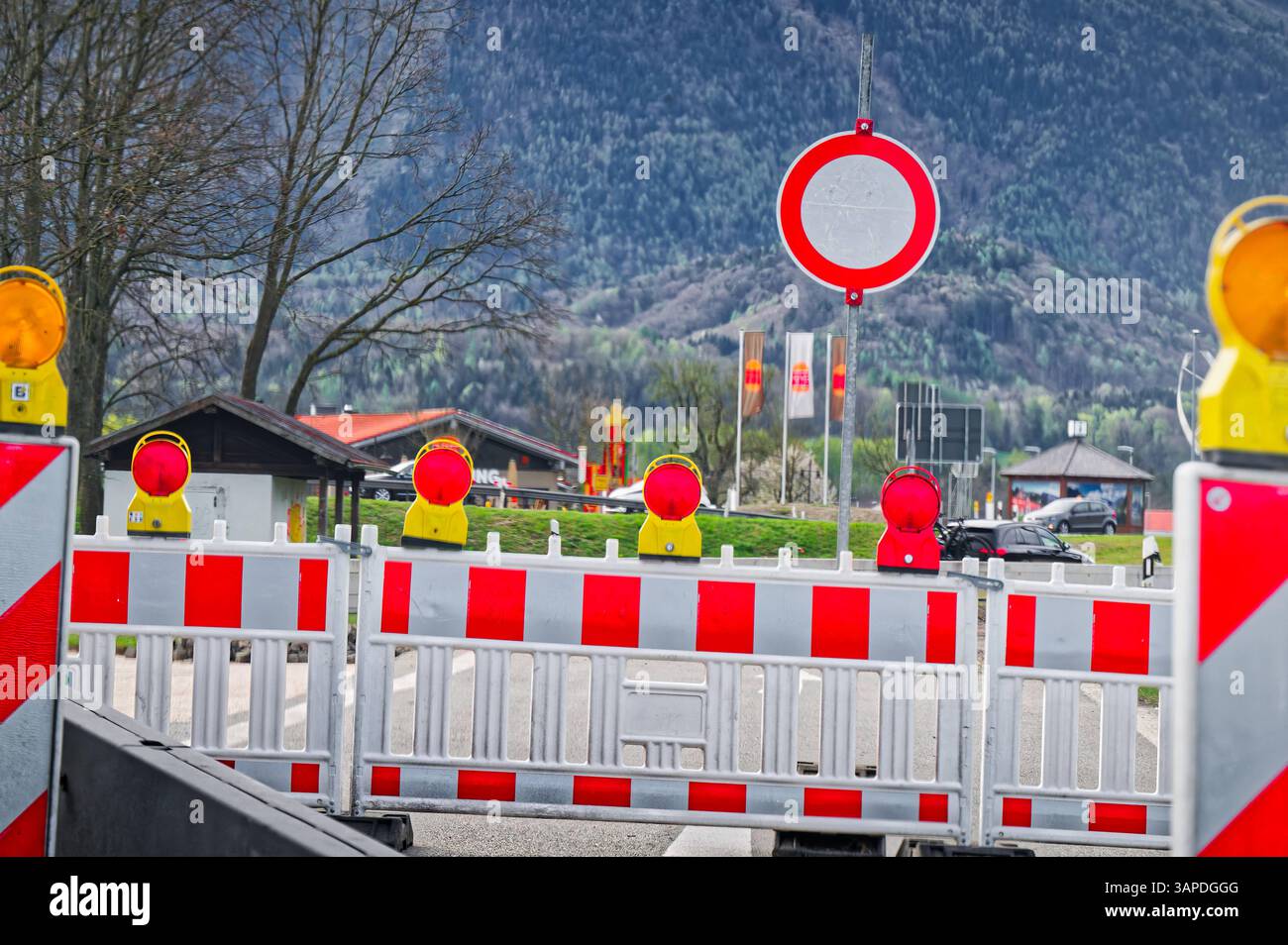 Behinderungen. Bauarbeiten am Kreisverkehr der B 20 bei Piding. Piding ...