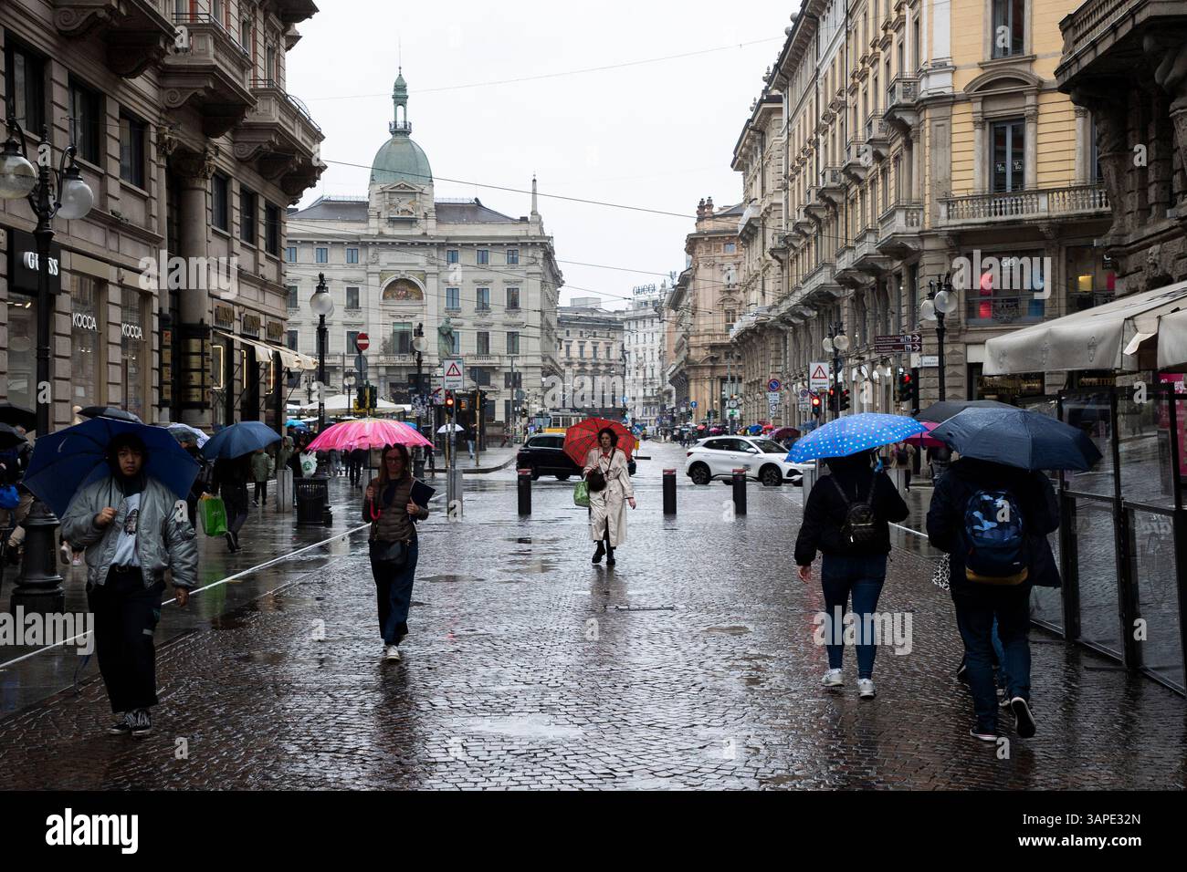 Milano, Italia. 16th Apr, 2025. Milano Pioggia in centro Milano ...