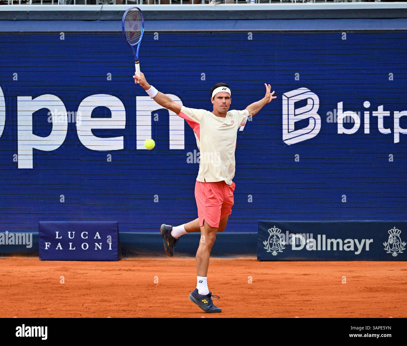 Munich, Germany. 16th Apr, 2025. Tennis: ATP Tour - Munich, Singles, Men, Round of 16, Zverev ...