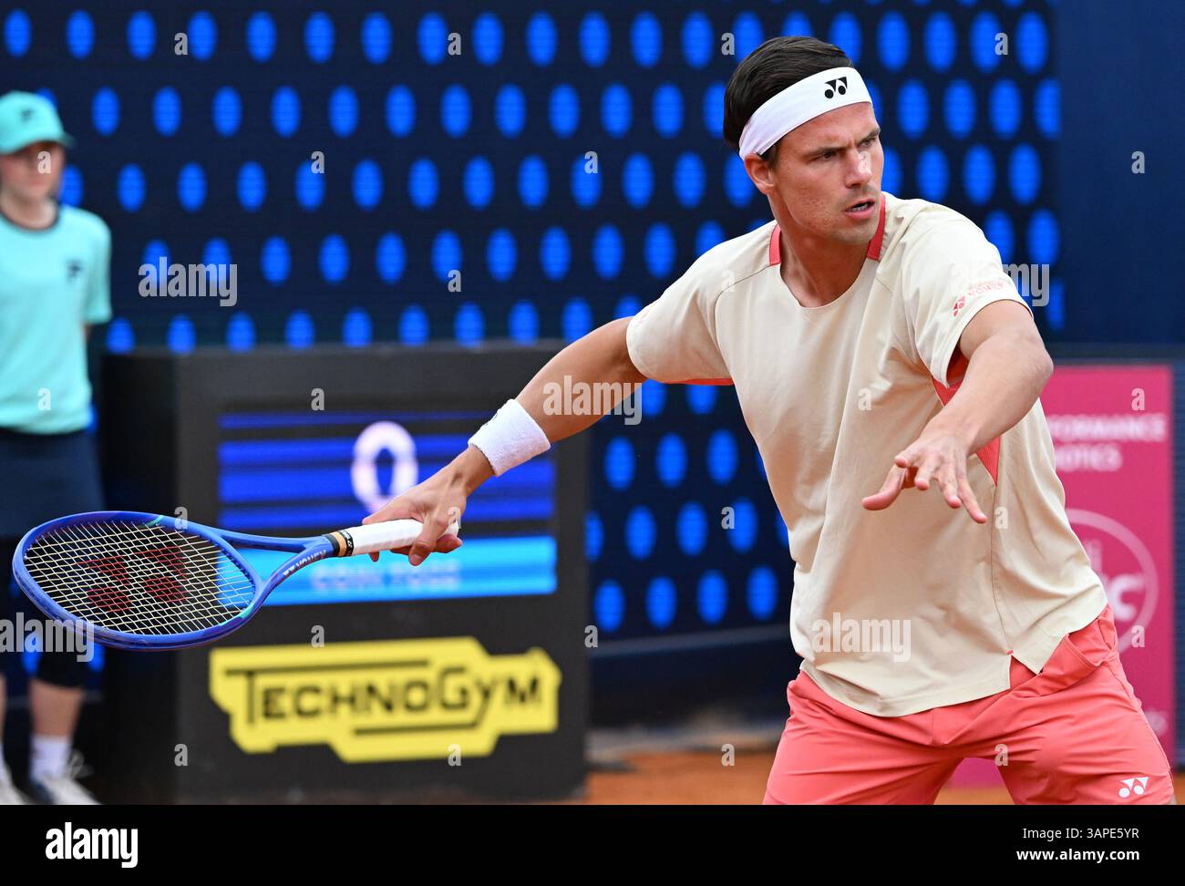 Munich, Germany. 16th Apr, 2025. Tennis: ATP Tour - Munich, Singles, Men, Round of 16, Zverev ...