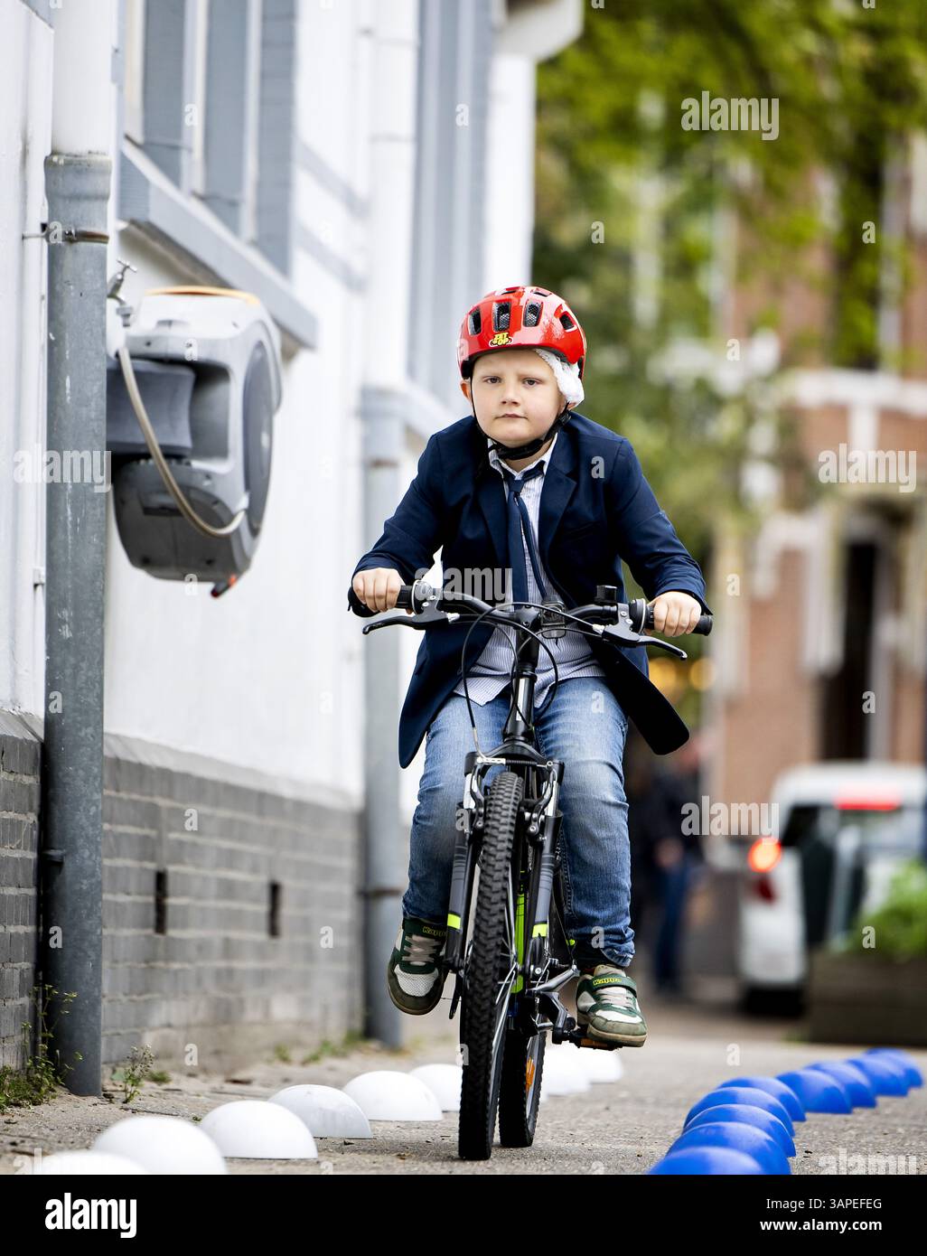 DEN HAAG - Elementary school students ride a bicycle with a bicycle ...