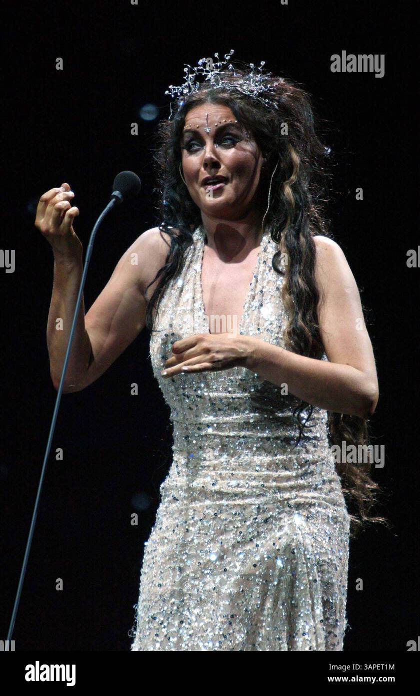 Sarah brightman 2004 hi-res stock photography and images - Alamy