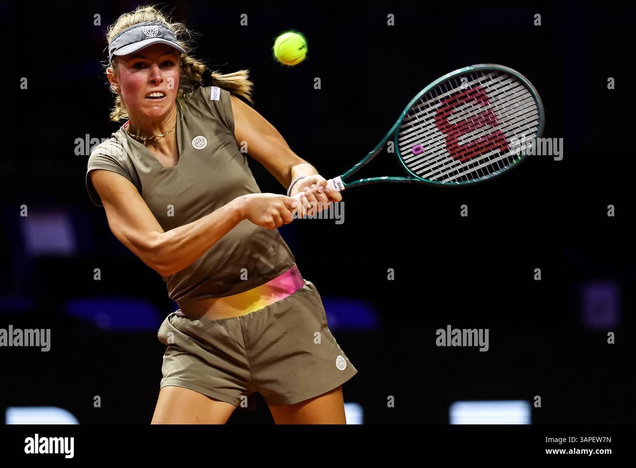 Im Bild Magdalena Frech Magdalena Frech POL vs Sara Errani ITA GER ...