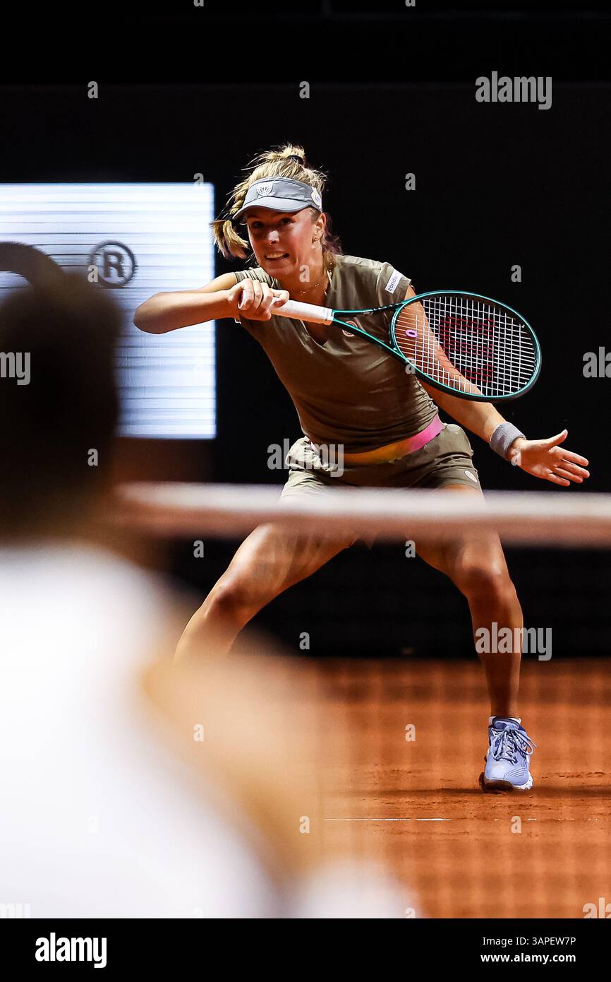 Im Bild Magdalena Frech Magdalena Frech POL vs Sara Errani ITA GER ...