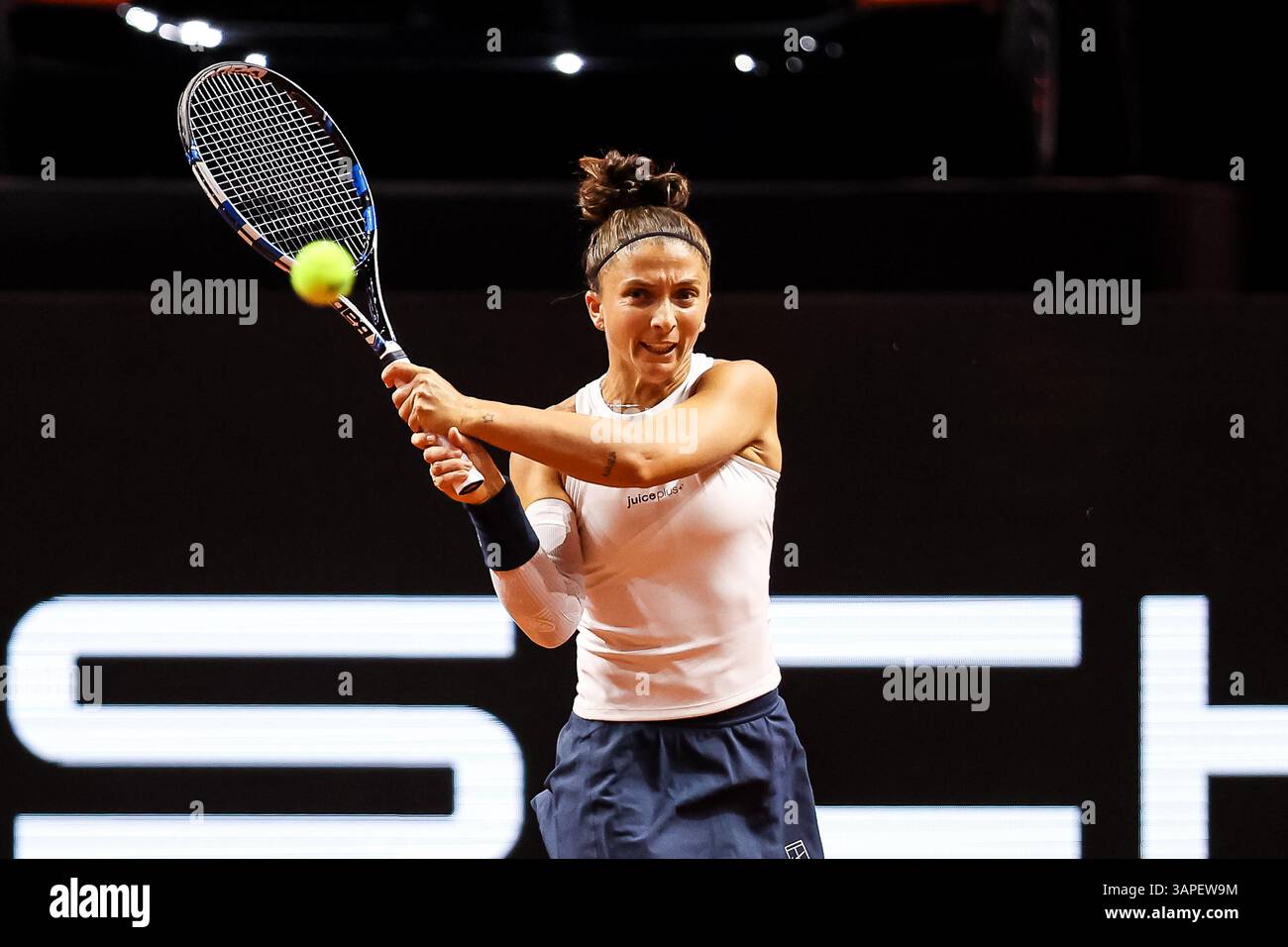 Im Bild Sara Errani Magdalena Frech POL vs Sara Errani ITA GER, Porsche ...