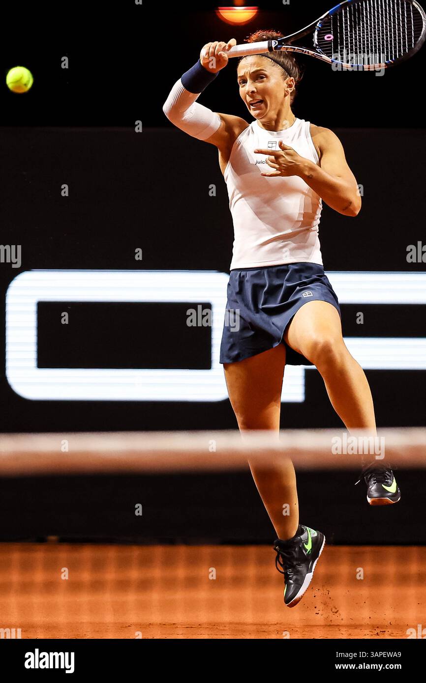 Stuttgart, Deutschland. 16th Apr, 2025. Im Bild Sara Errani Magdalena Frech POL vs Sara Errani ...