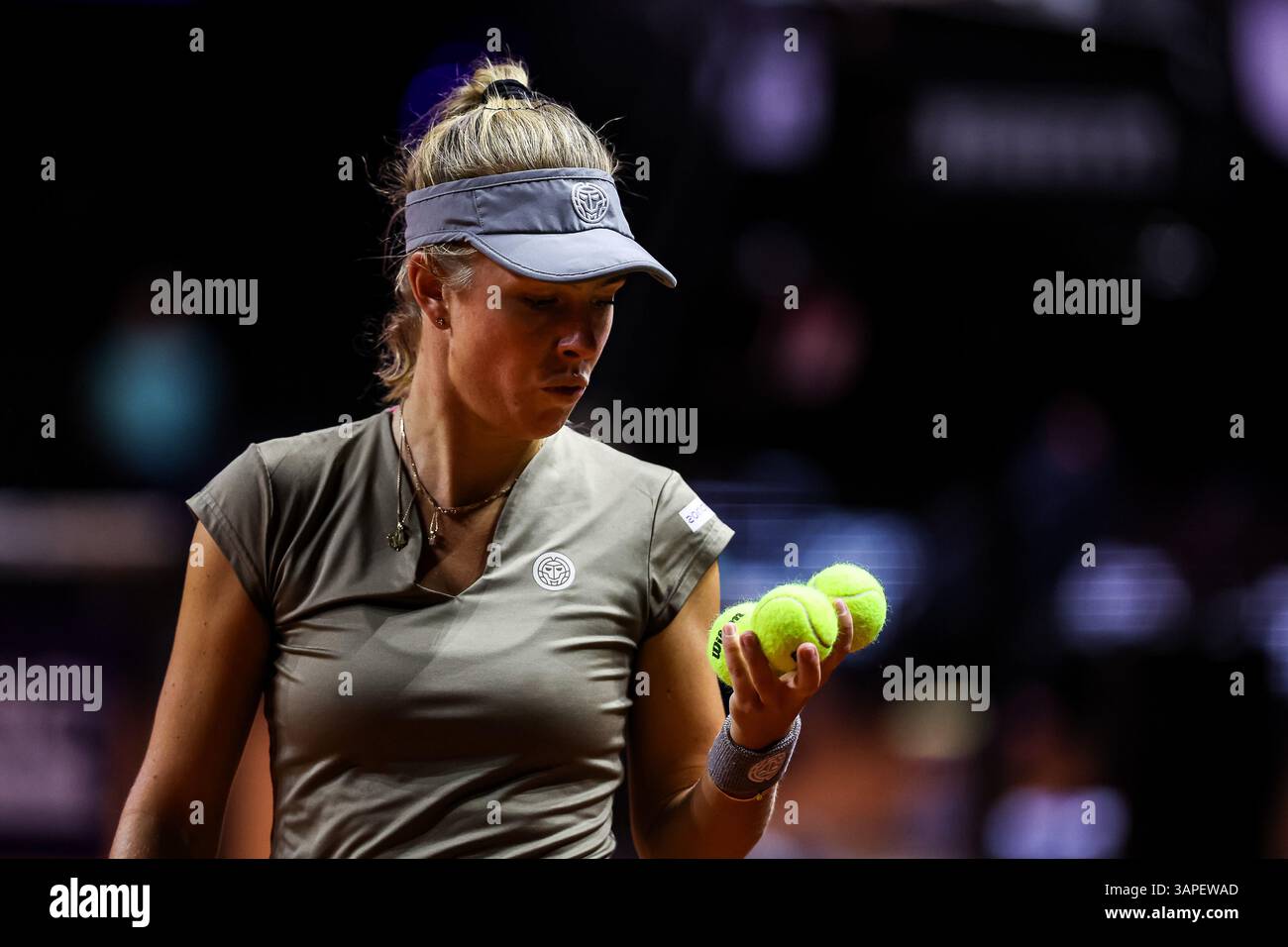 Im Bild Magdalena Frech Magdalena Frech POL vs Sara Errani ITA GER ...