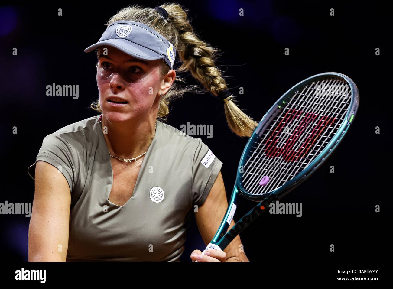 Im Bild Magdalena Frech Magdalena Frech POL vs Sara Errani ITA GER ...
