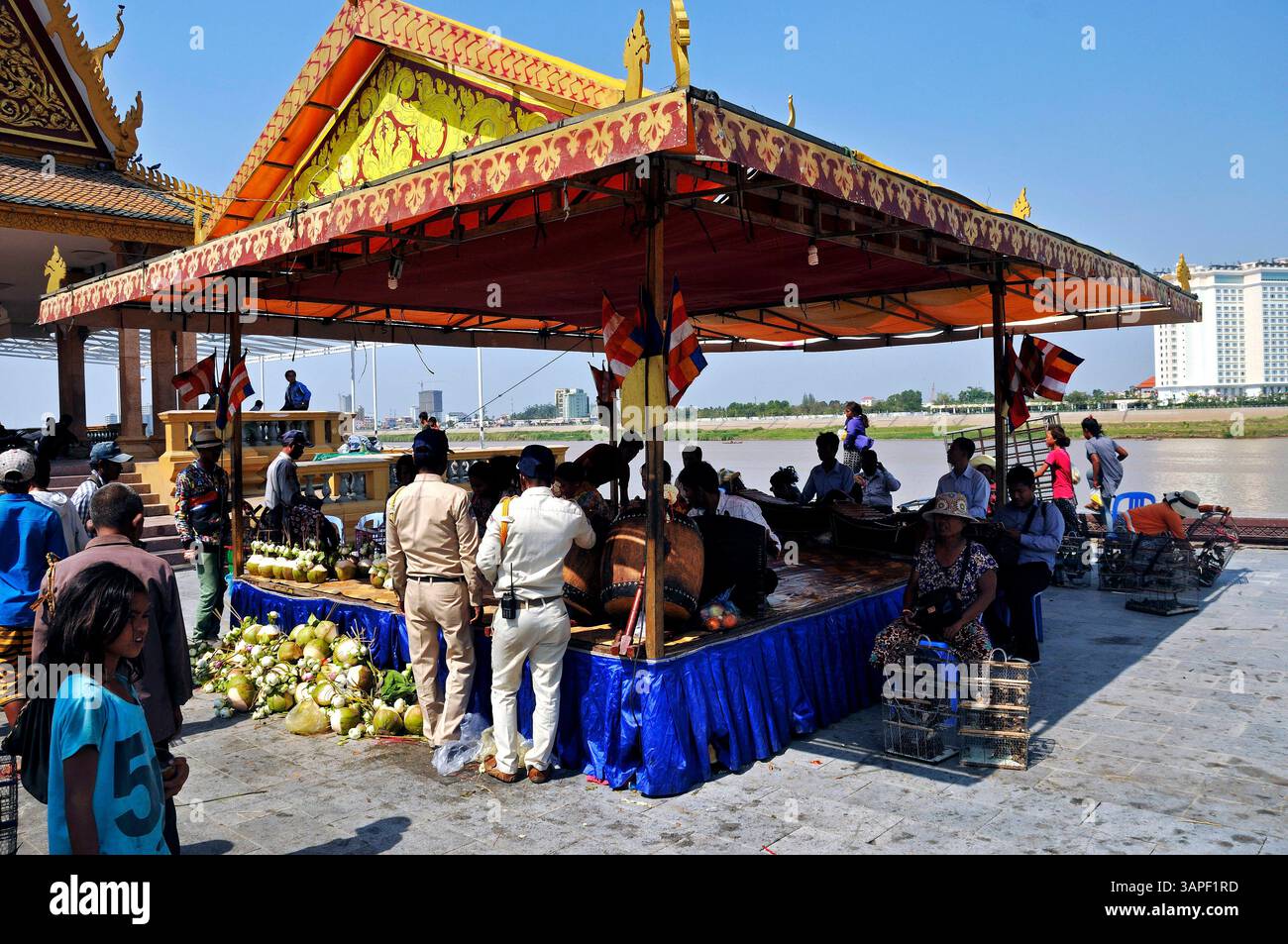 Marktstand neben einem kleinen Schrein neben dem Ponlea Chey Pavilion an der Uferpromenade am ...