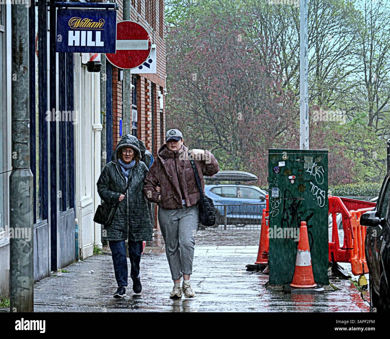 Glasgow, Scotland, UK. 16th April, 2025. UK Weather: Spring sees april ...