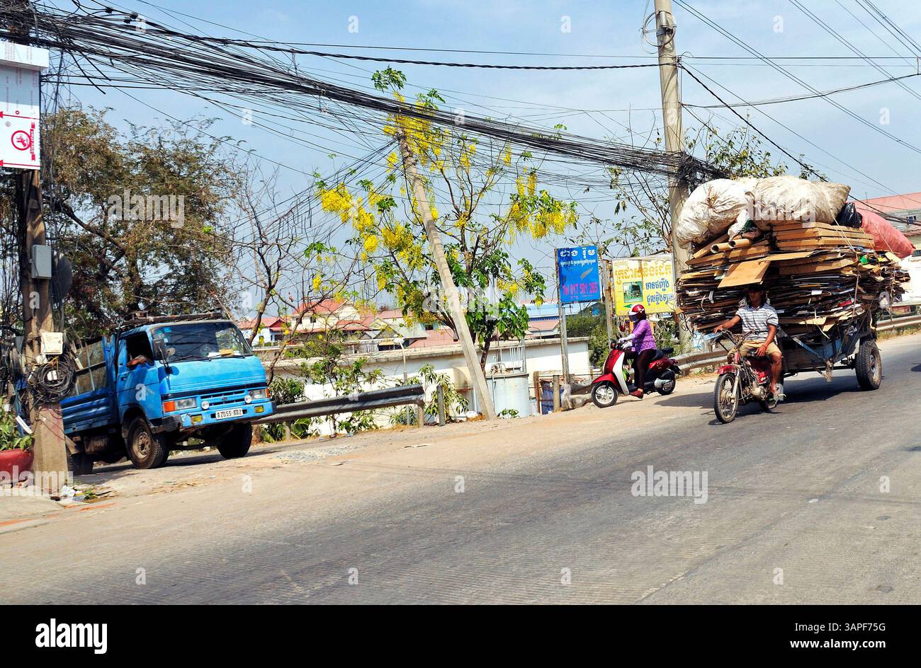 Abenteuerlich beladenes Remork Moto unterwegs. Phnom Penh, Kambodscha ...