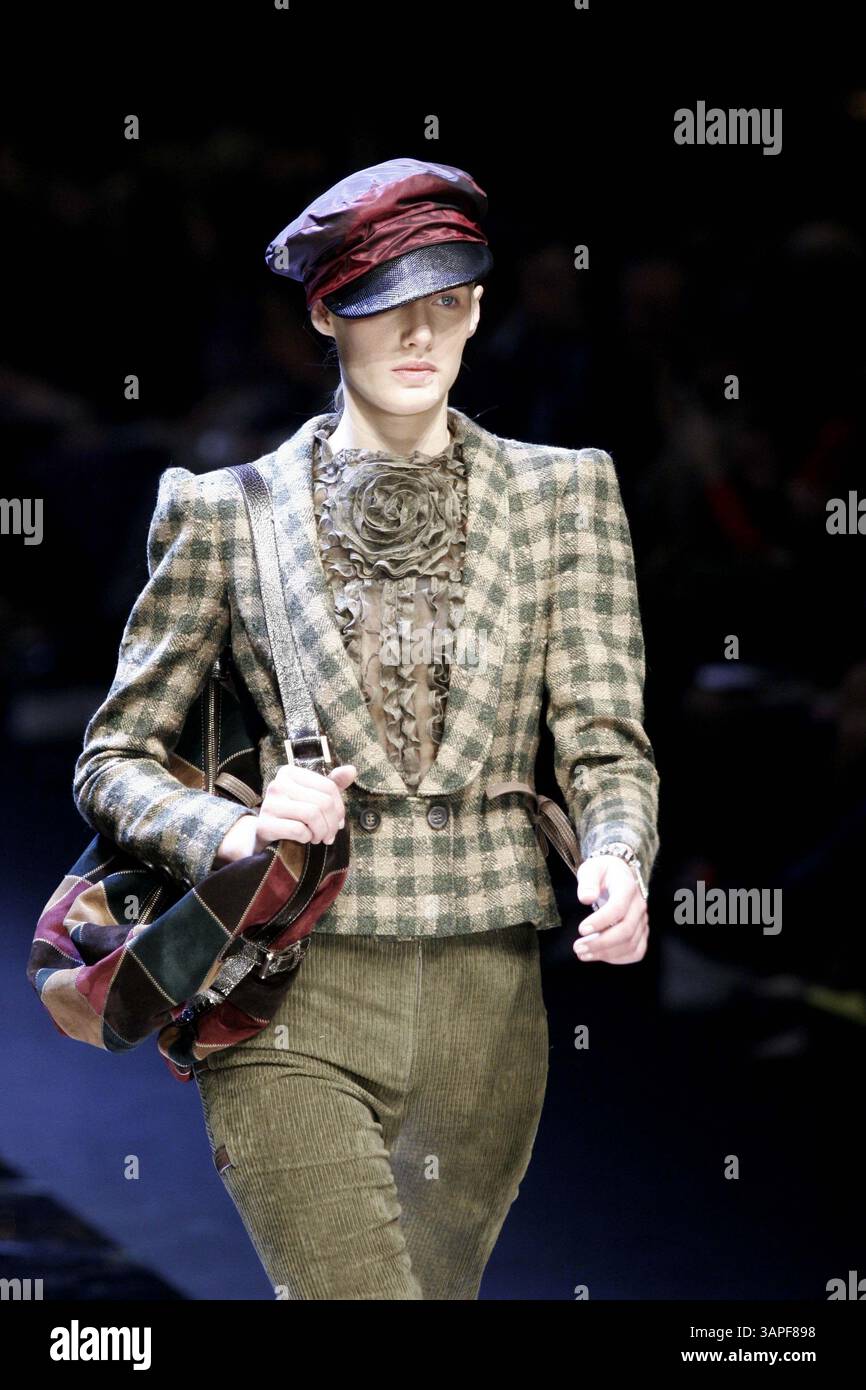Valentino fall winter 2005 2006 ready to wear hi-res stock photography ...