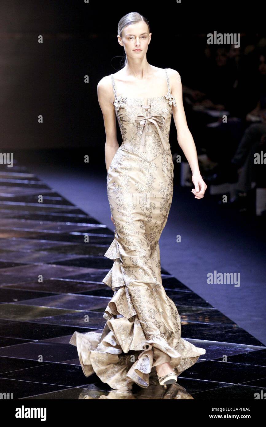 Valentino fall winter 2005 ready to wear hi-res stock photography and ...