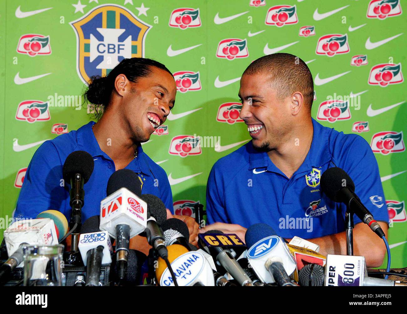 Ronaldinho 2004 hi-res stock photography and images - Alamy