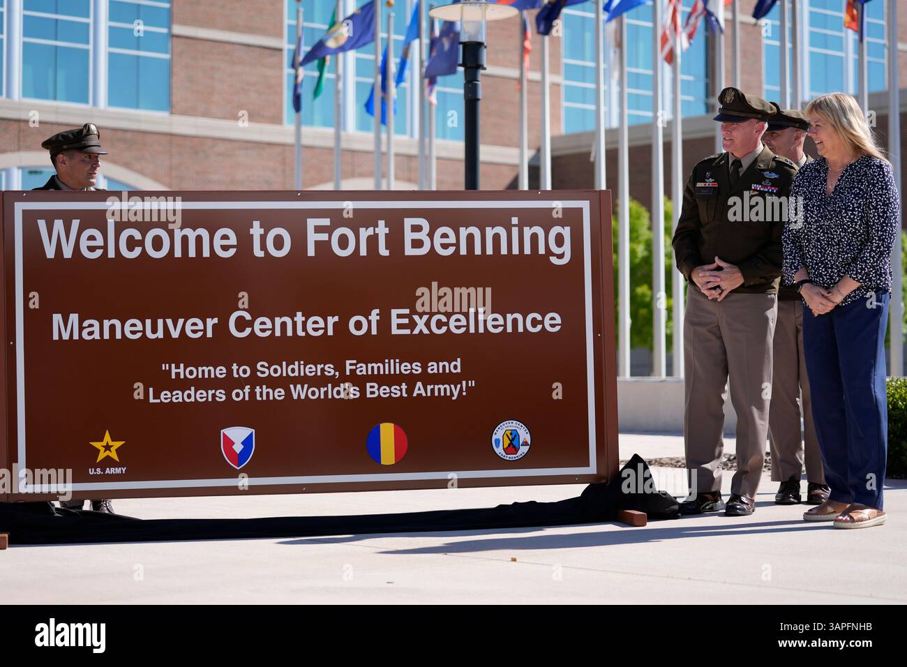 Ms. Sue Conger-Williams, right, Fred Benning's granddaughter unveils a ...