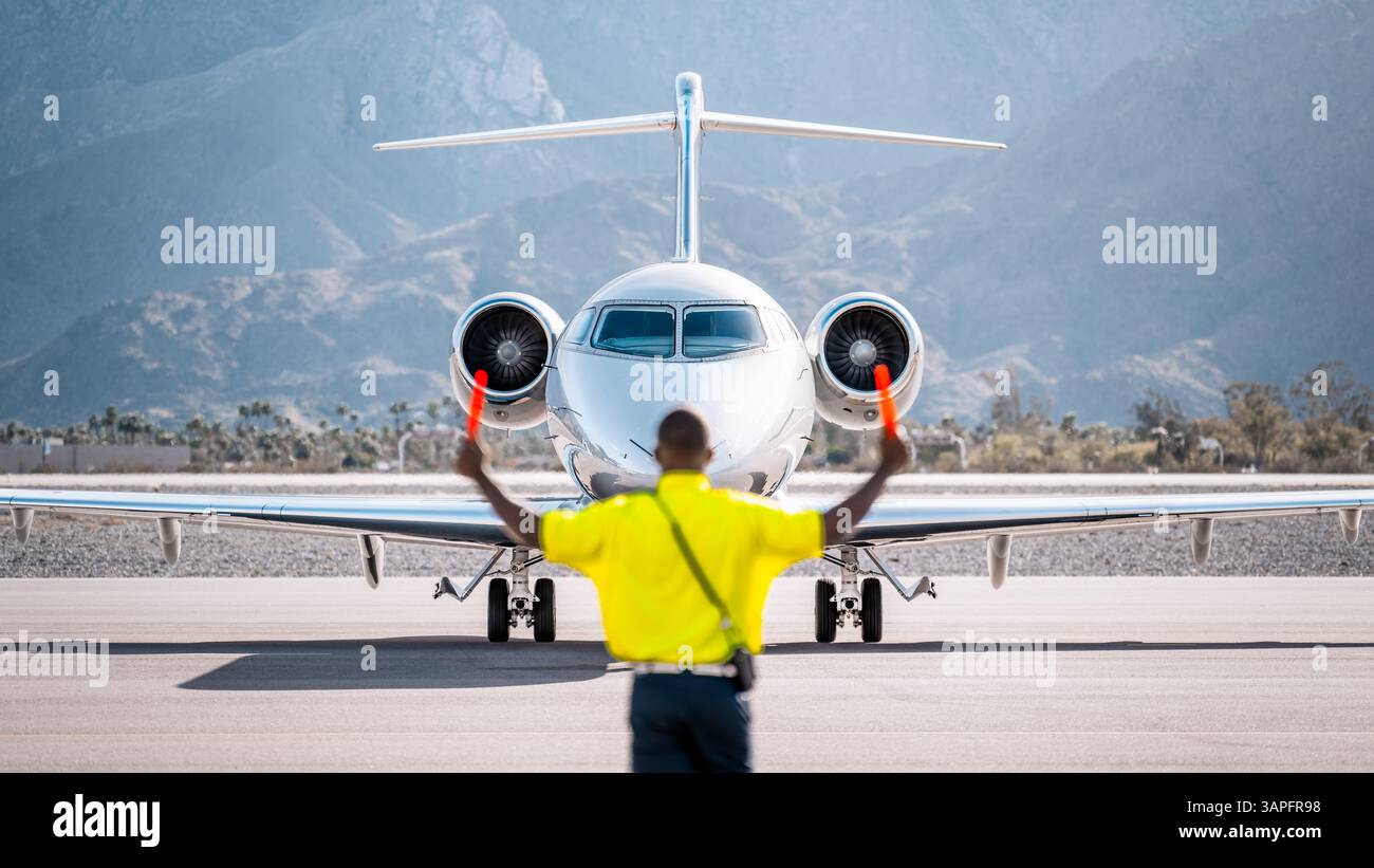 Passenger jet plane taxiing hi-res stock photography and images - Alamy