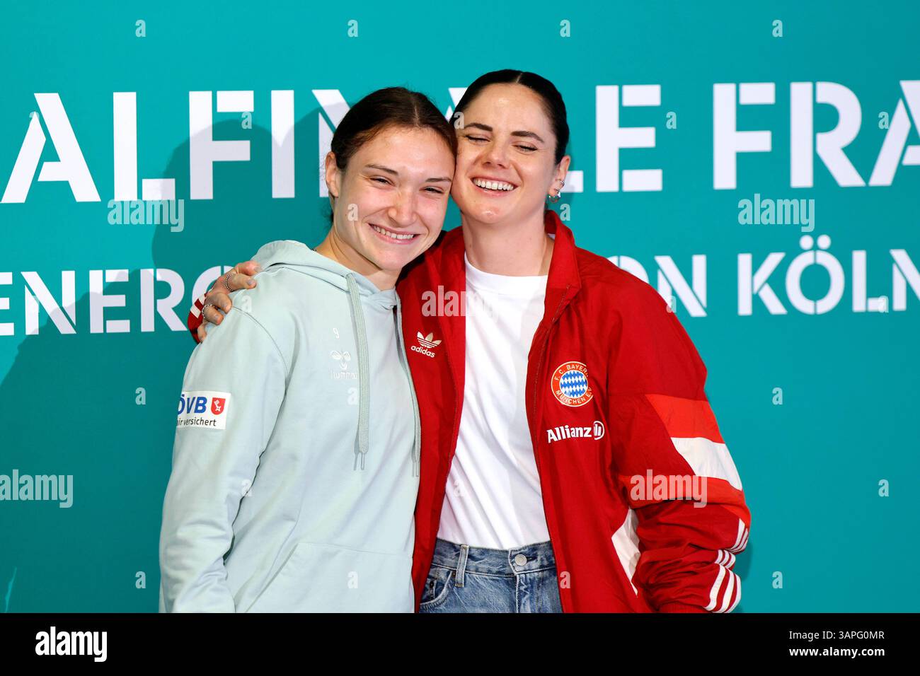 Fußballerin Sarah Zadrazil FC Bayern München, rechts und Fußballerin ...