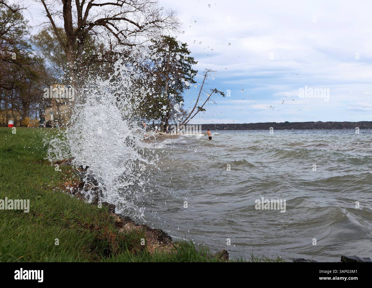 Starker Wind mit Wellen, Wellengang, Gischt, spritzendes Wasser am Ufer ...