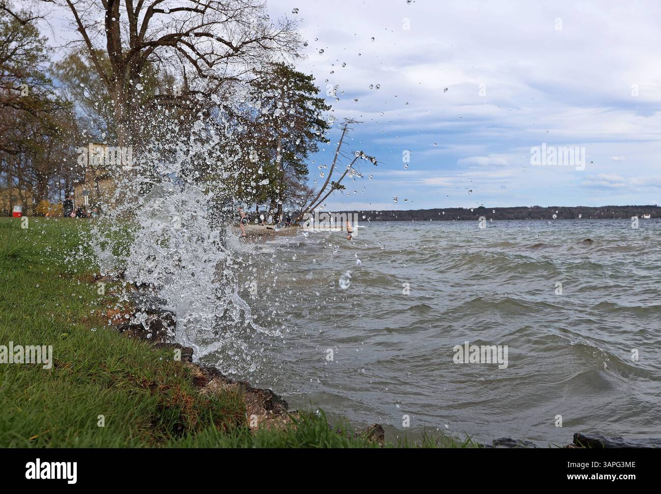 Starker Wind mit Wellen, Wellengang, Gischt, spritzendes Wasser am Ufer ...