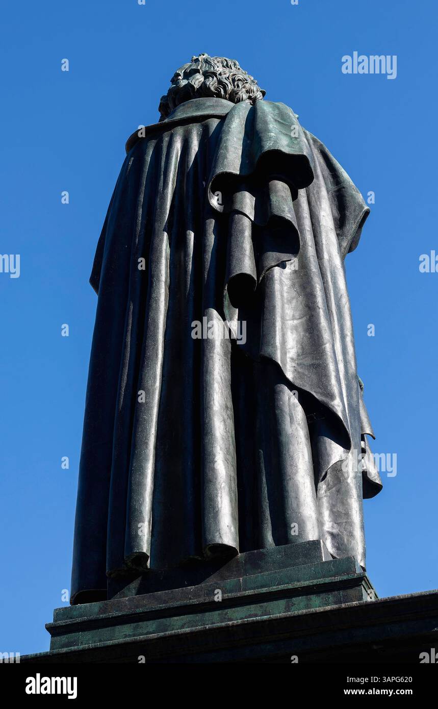Ludwig van Beethoven in Bonn von hinten. Rückansicht der Statue des ...
