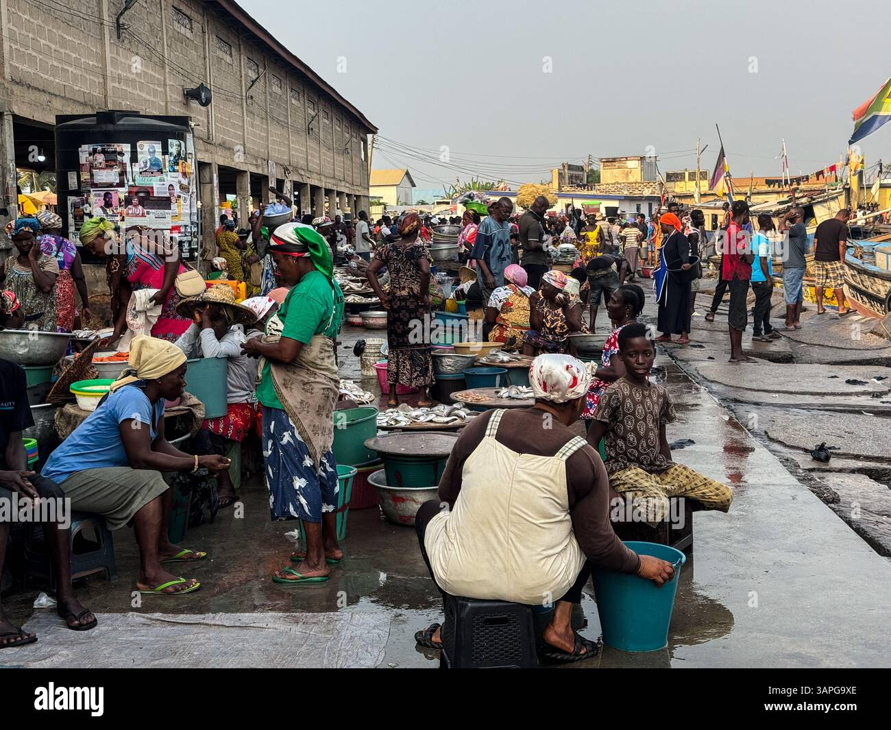 Ghana, Elmina. Early Morning in the Elmina Fish Market Stock Photo - Alamy